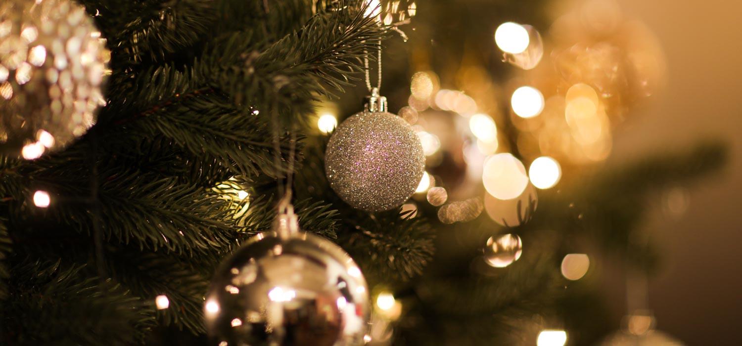 Natale 2023: tendenze e colori per luci e decorazioni